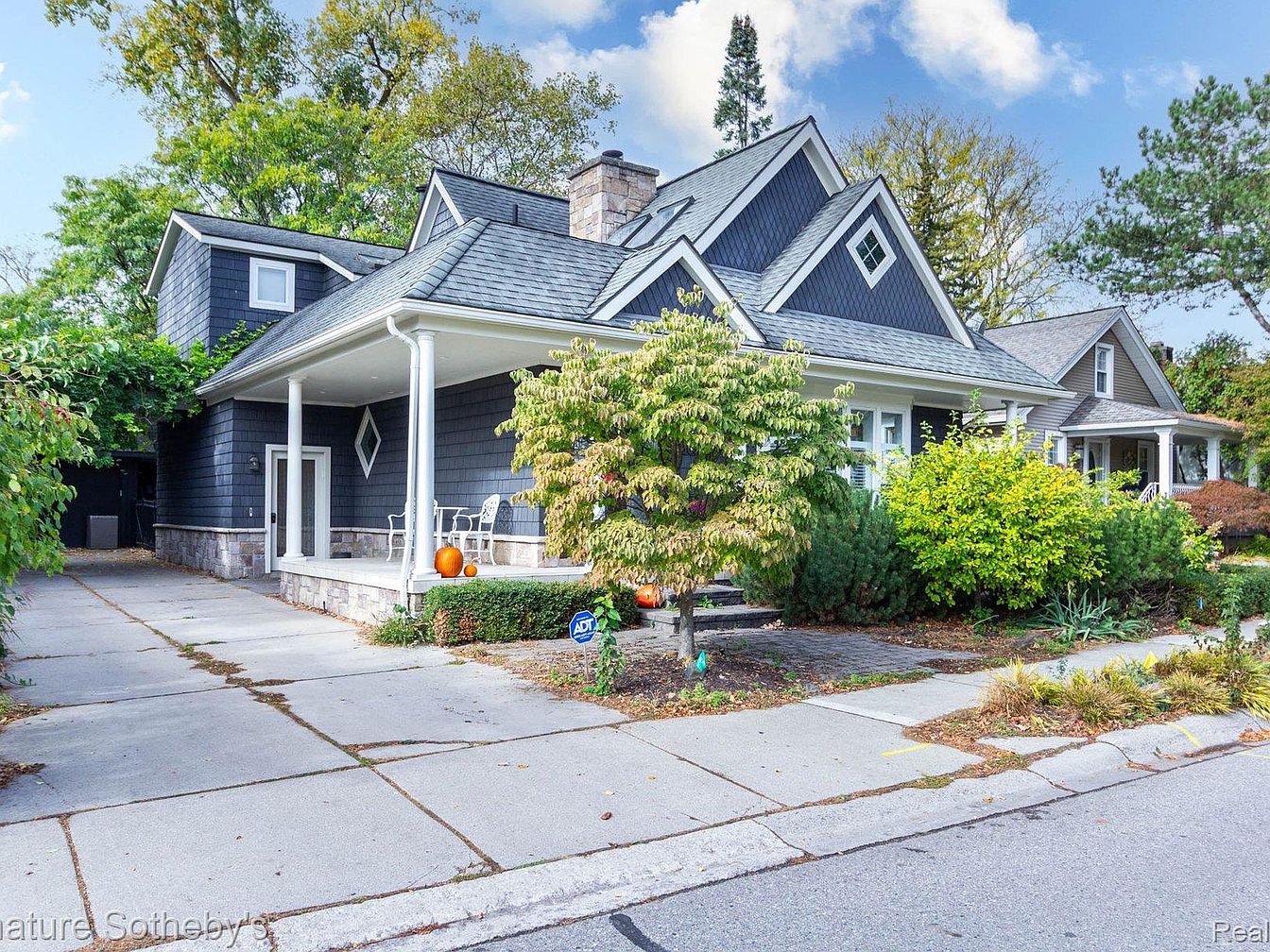 Visit This 1901 Birmingham, Michigan Home Featuring Soaring Ceilings ...