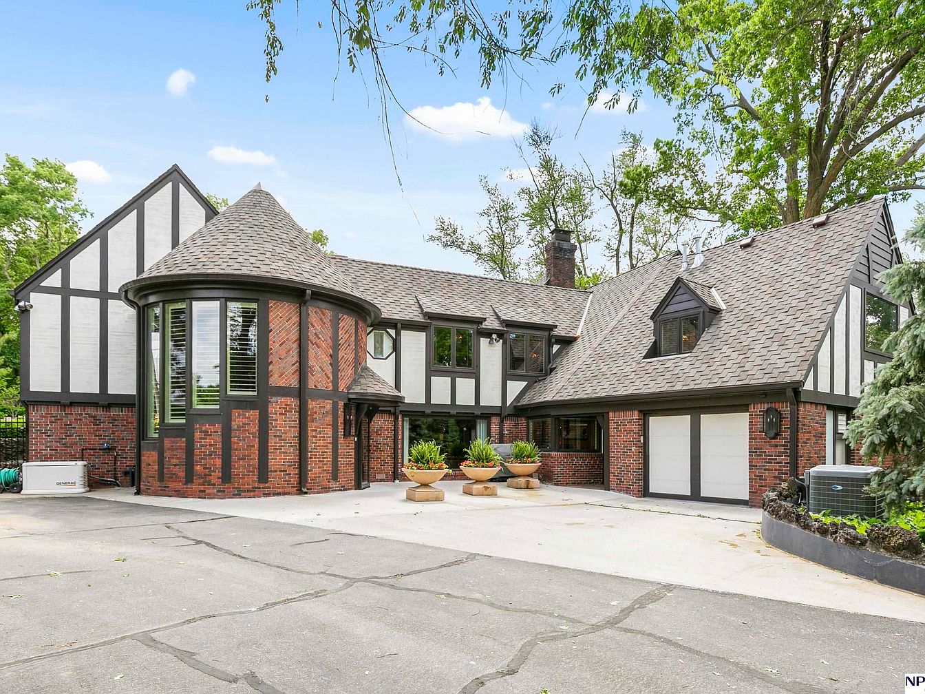 Elegant 1930 Estate in Omaha, Nebraska, Featuring 9 Bathrooms, 7-Car ...