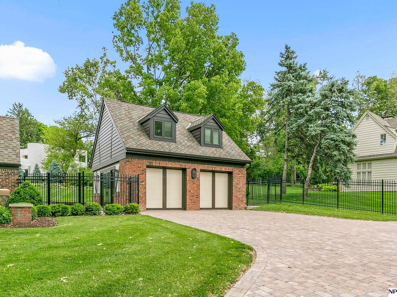 Elegant 1930 Estate in Omaha, Nebraska, Featuring 9 Bathrooms, 7-Car ...