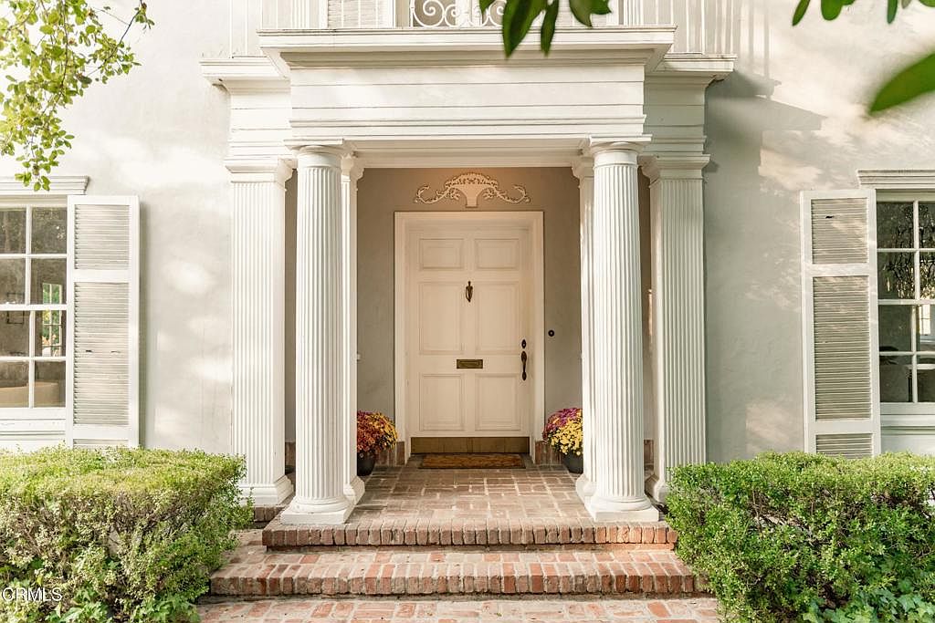 Timeless 1923 Colonial Estate in Pasadena, California, Featuring Lush ...
